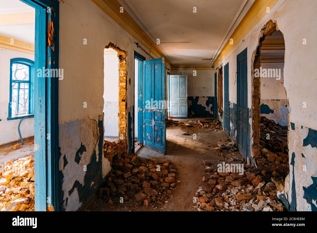 Interior of messy dirty old abandoned building Stock Photo - Alamy