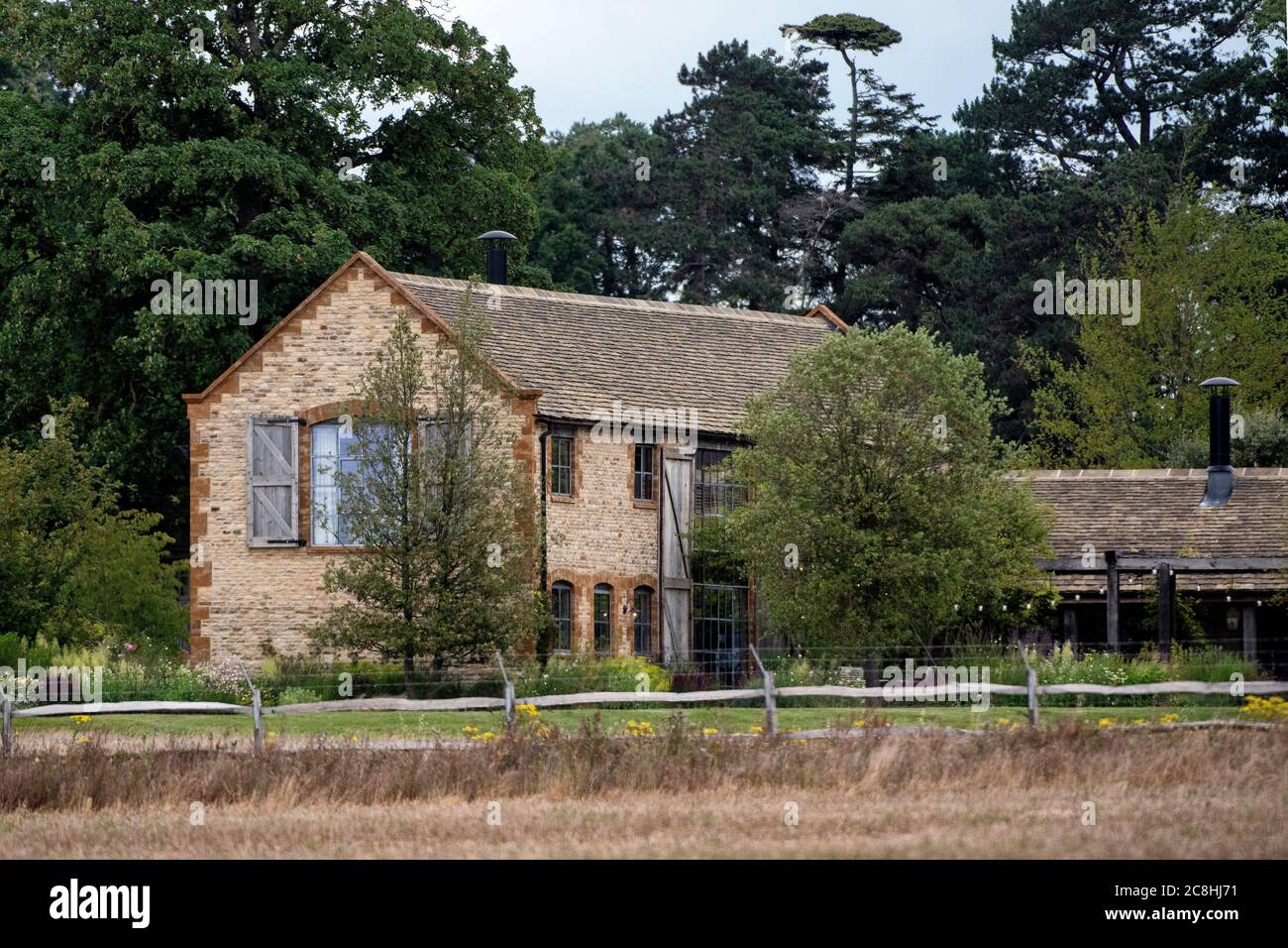 Victoria and david beckham house hi-res stock photography and images ...