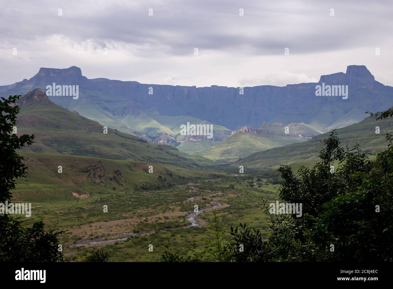 Early morning view of the iconic Amphitheater mountain and Tugela river ...