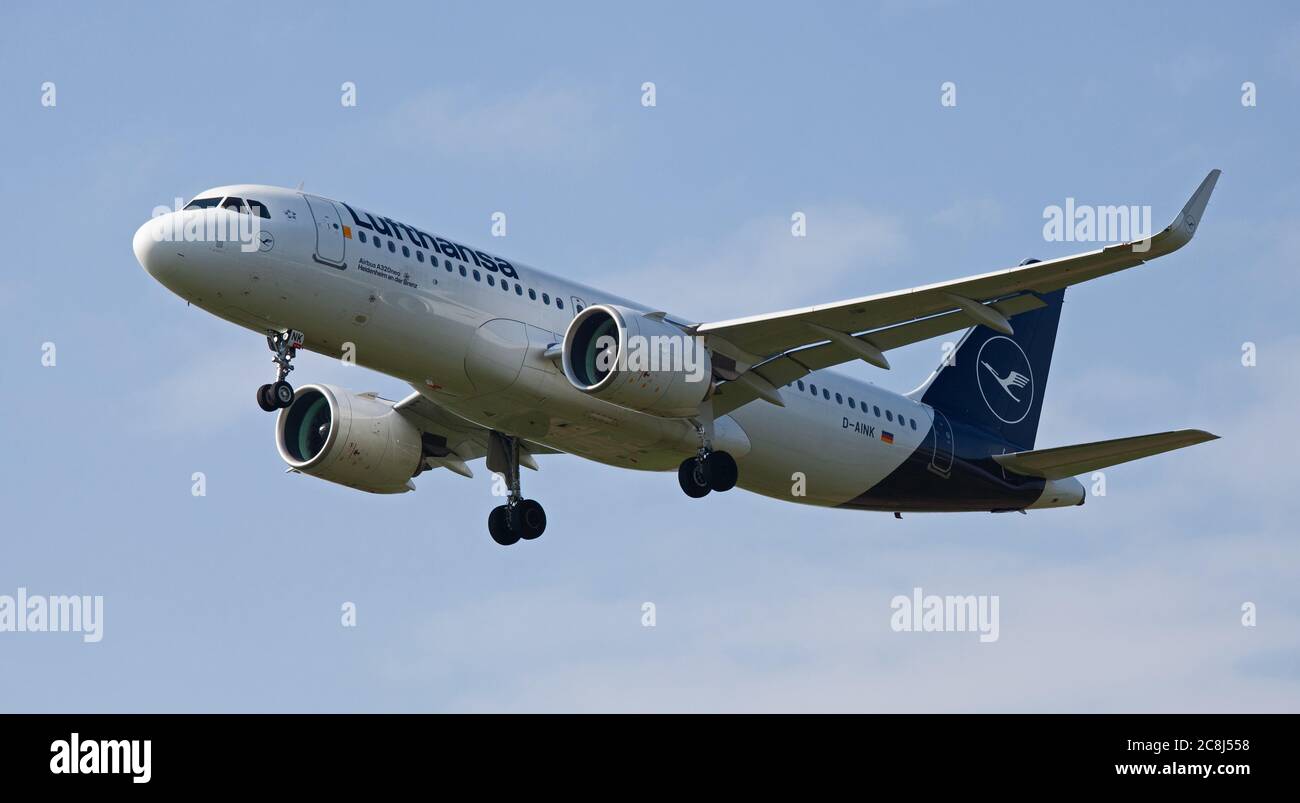 Lufthansa Airbus a320 D-AINK on final approach to London-Heathrow ...