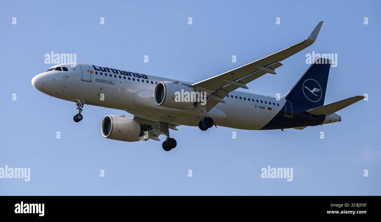 Lufthansa Airbus a320 D-AINK on final approach to London-Heathrow ...