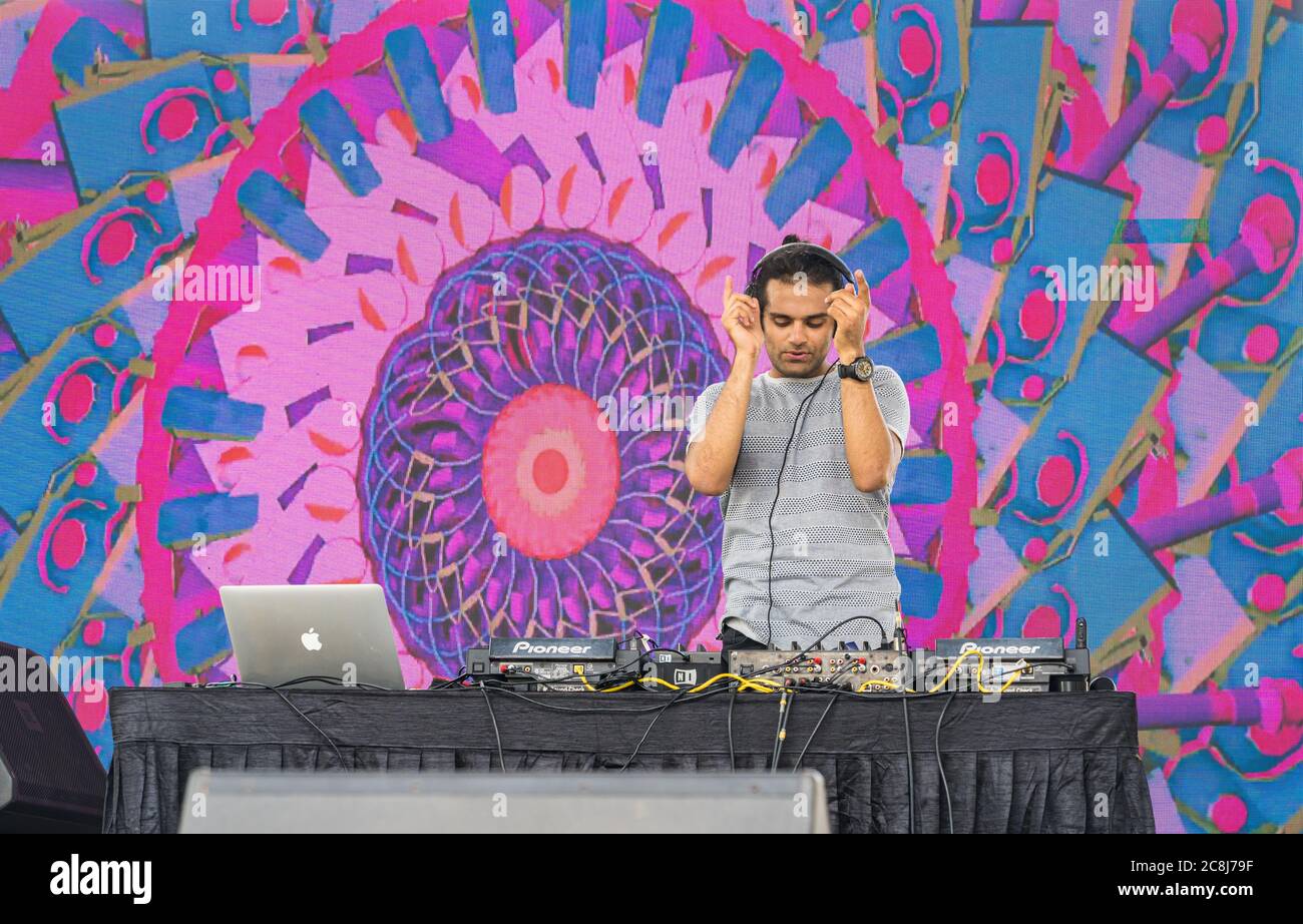 Professional disc jockey hi-res stock photography and images - Alamy