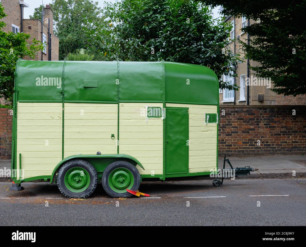 Pickup truck pulling horse trailer hi-res stock photography and images ...