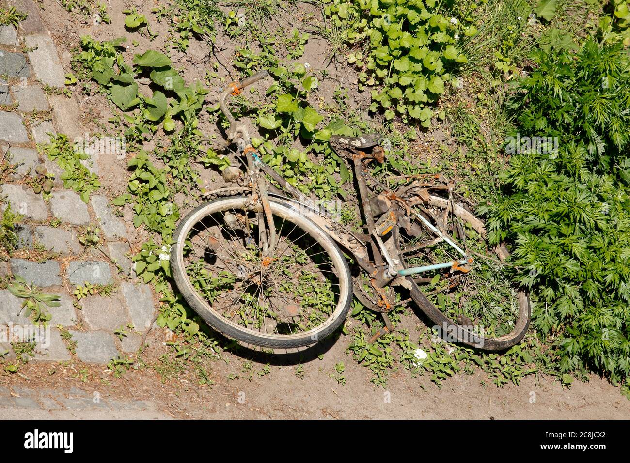 Old rusty bicycle hi-res stock photography and images - Alamy