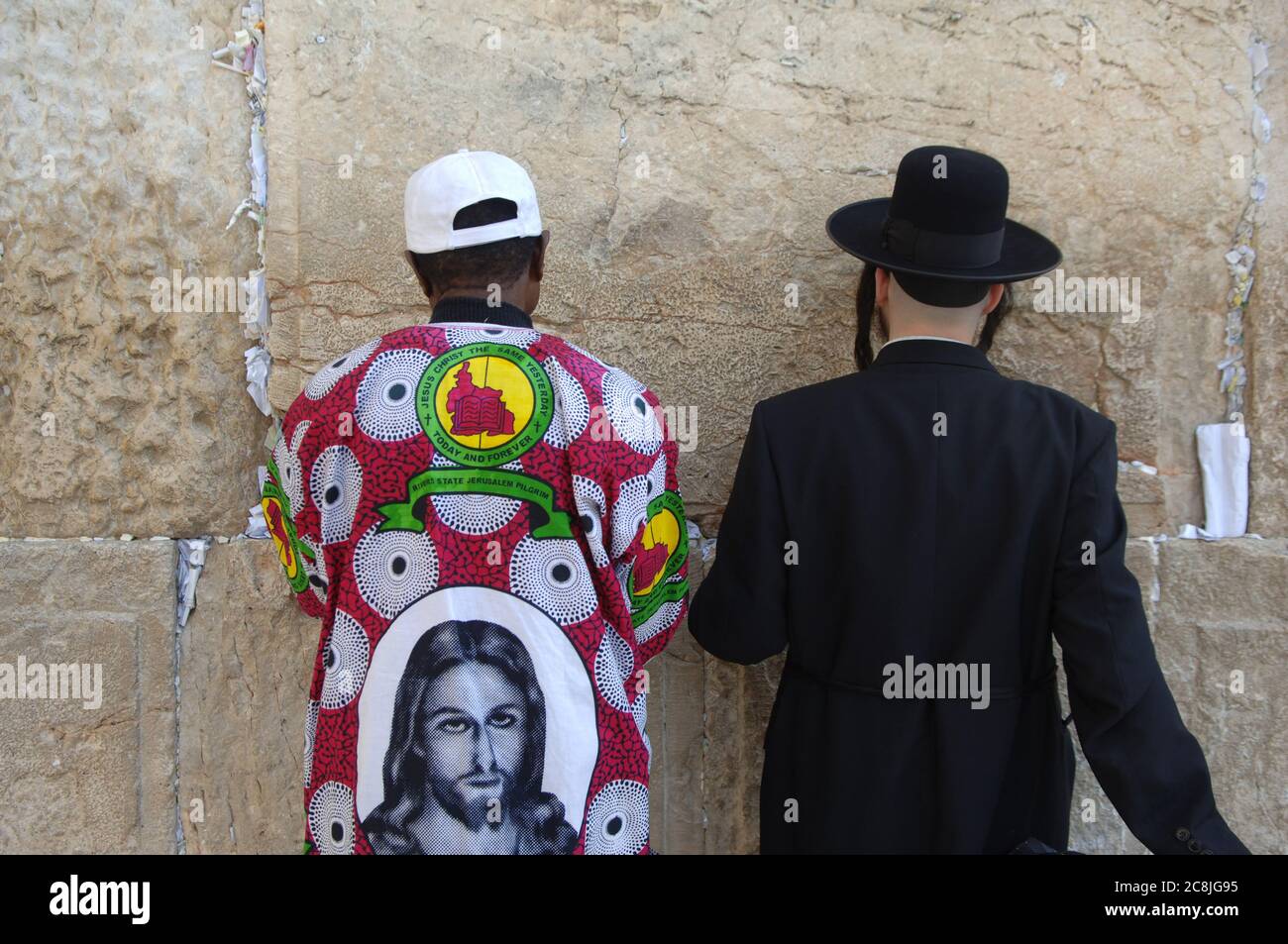 Traditional orthodox jewish man walking hi-res stock photography and ...