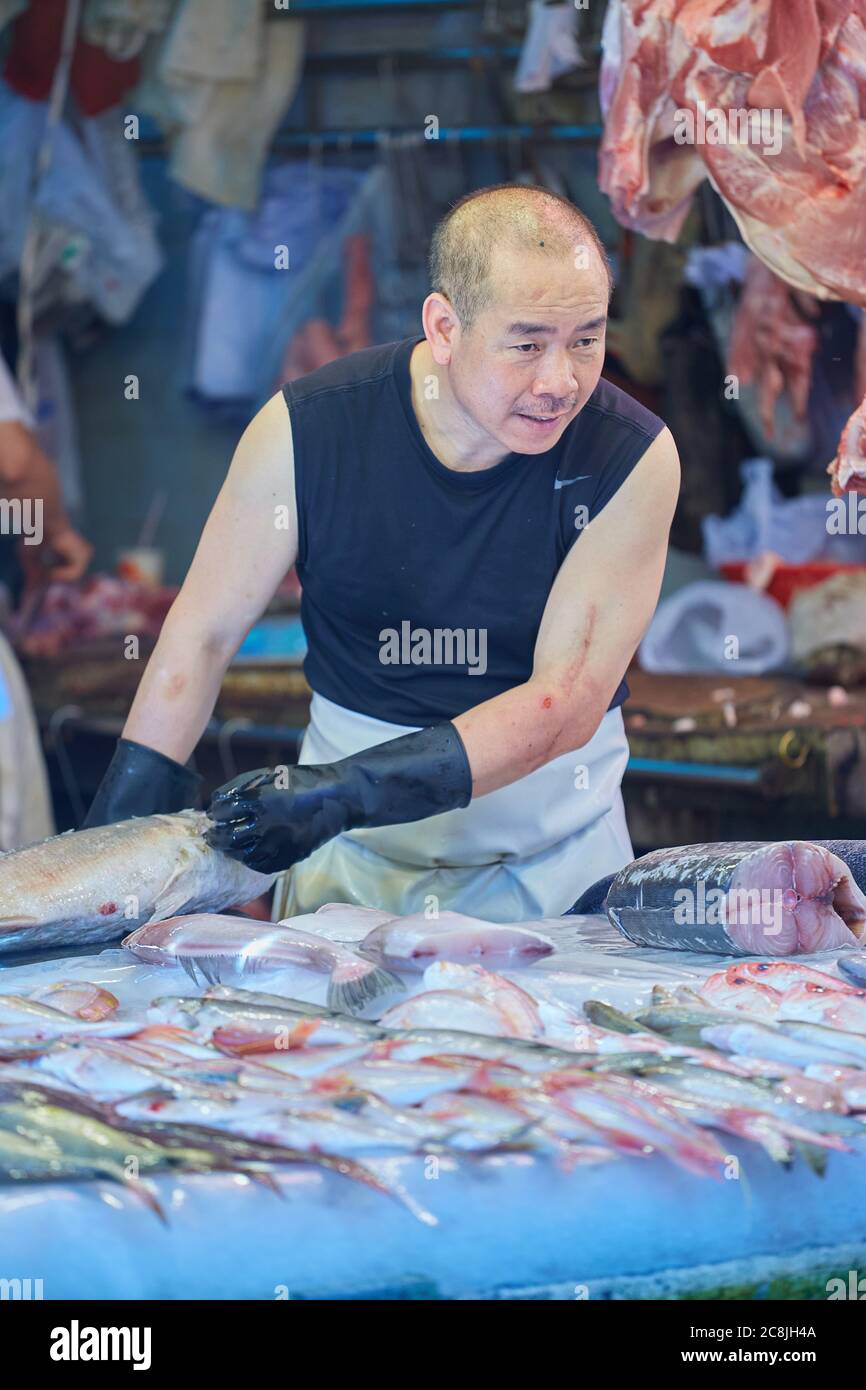 Chinese fishmonger market stall fish hi-res stock photography and ...
