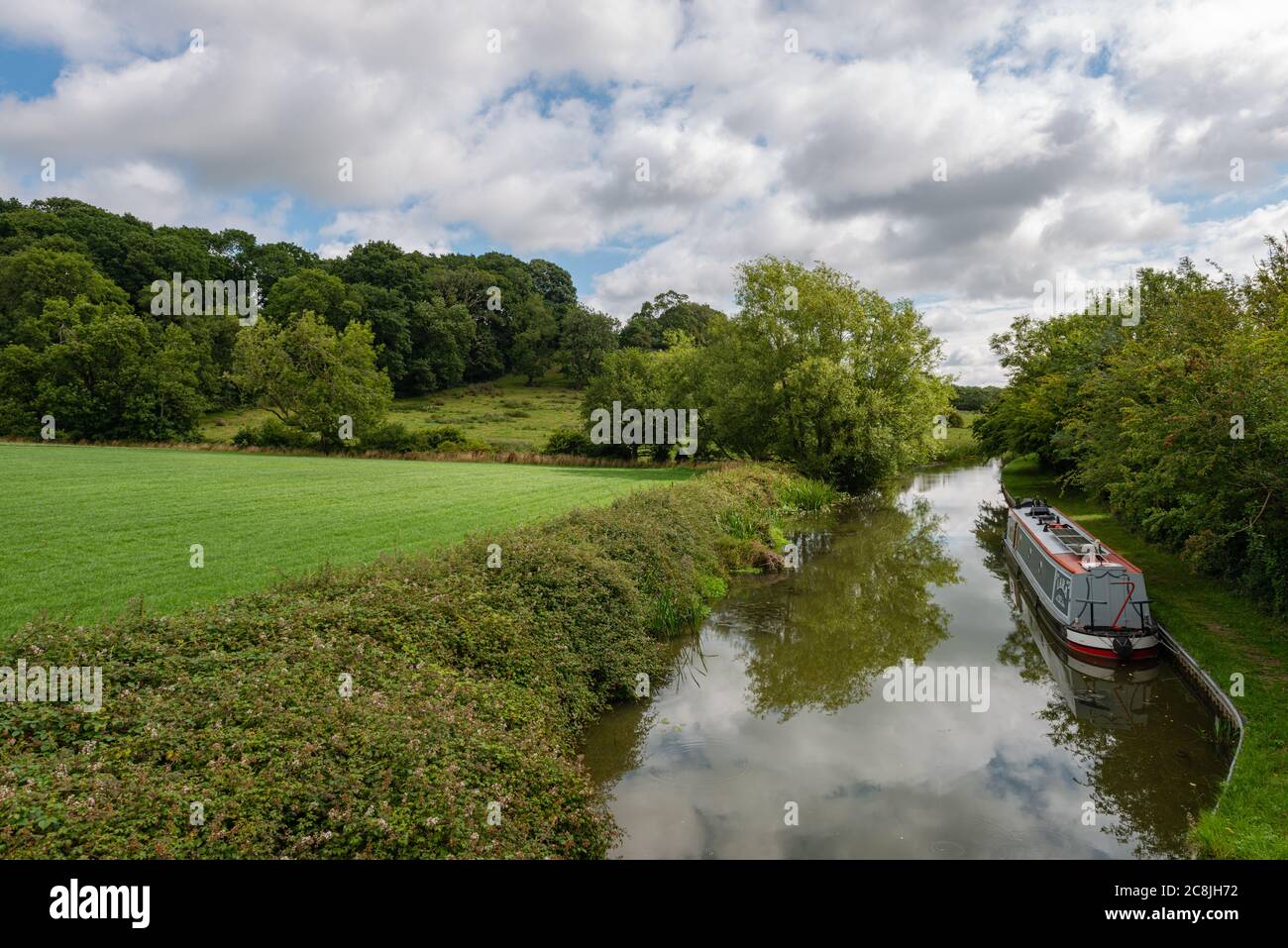 Summer canal narrowboat blue sky hi-res stock photography and images ...