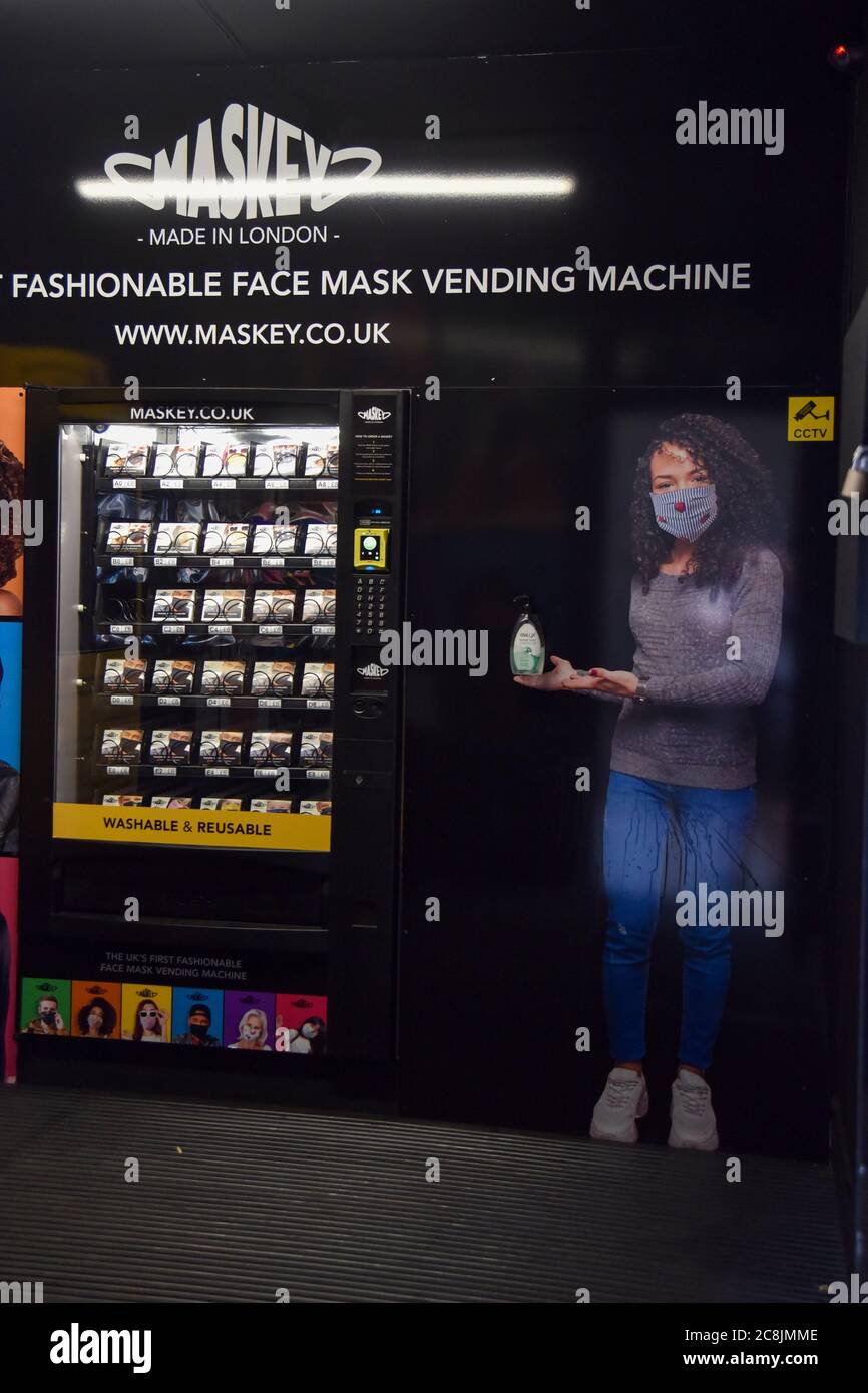 Maskey fashionable hi-res stock photography and images - Alamy