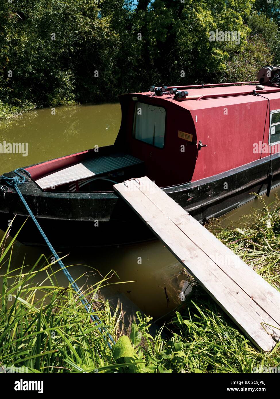 Red narrow boat hi-res stock photography and images - Alamy