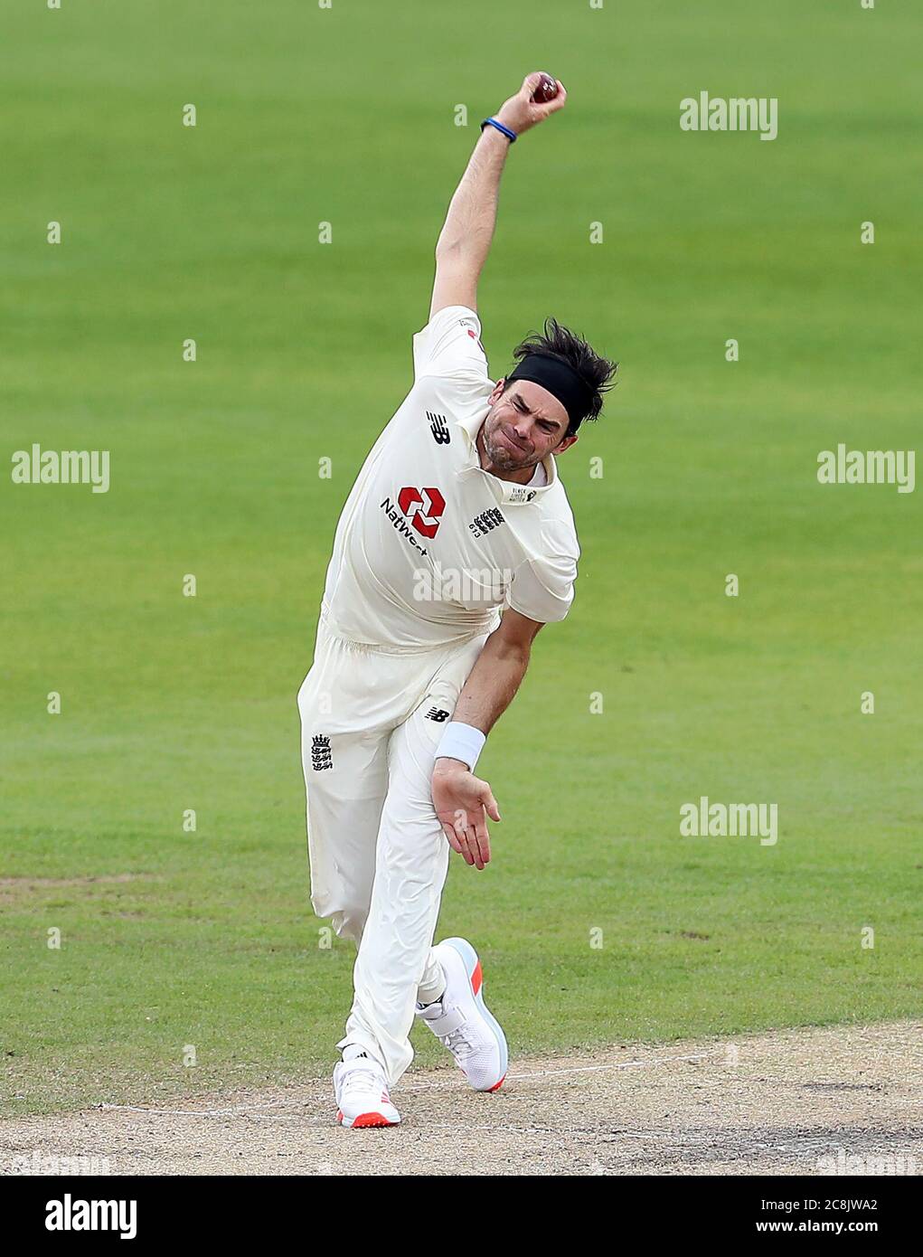 Jimmy anderson bowling hi-res stock photography and images - Alamy