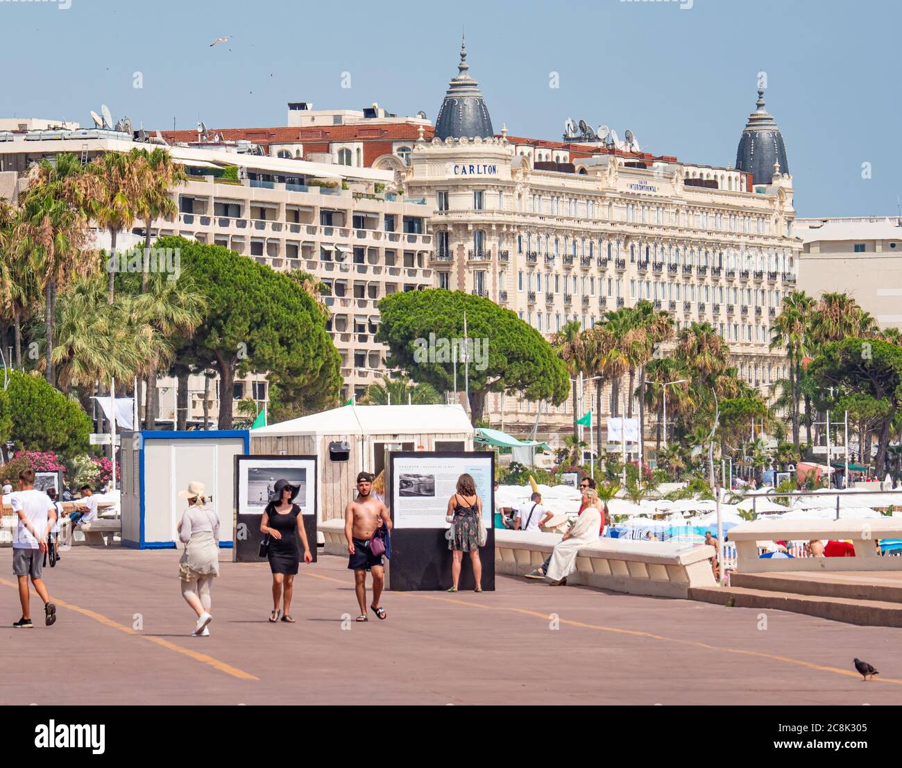 People walking along croisette promenade hi-res stock photography and ...