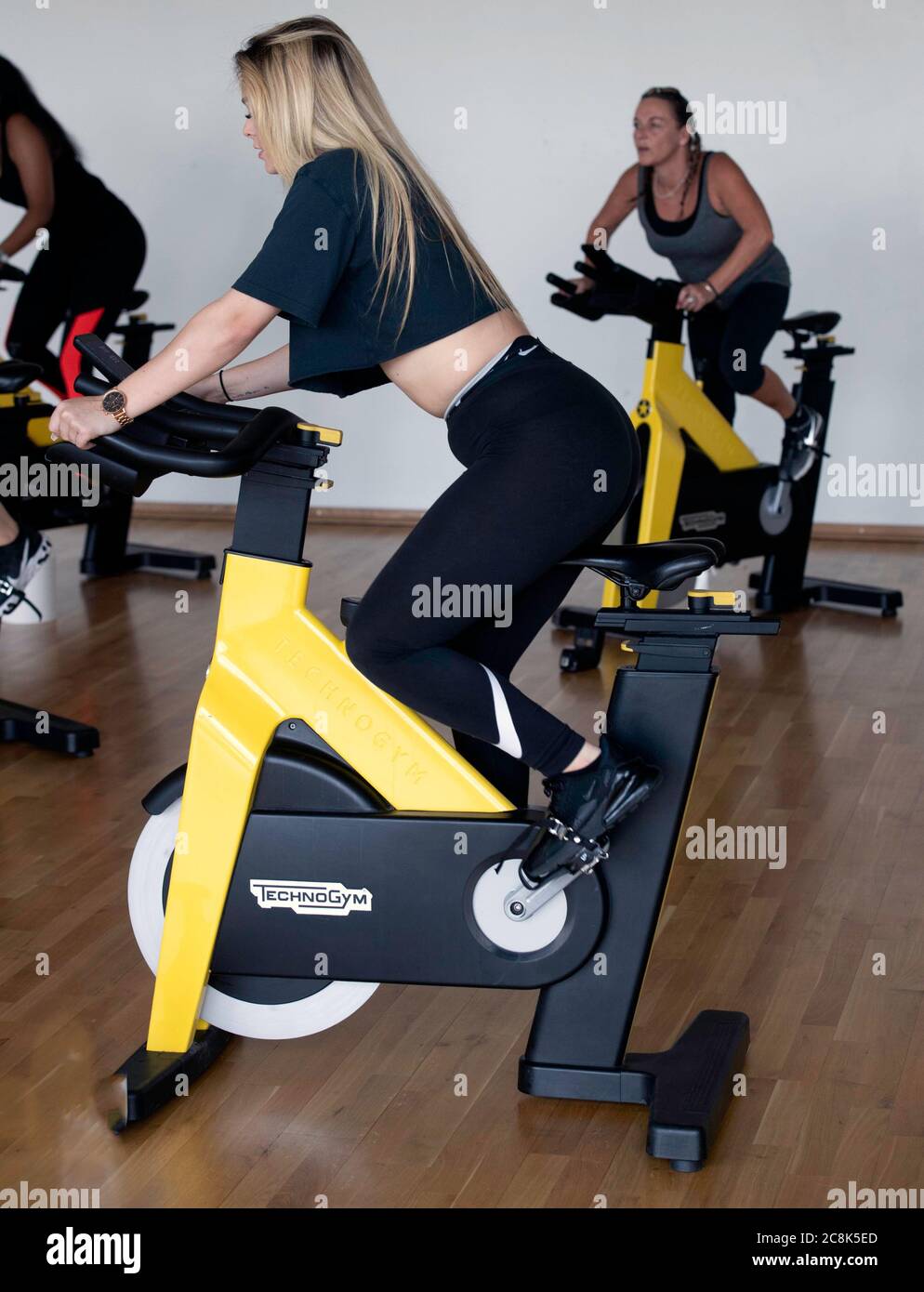 Athletic girl gym hi-res stock photography and images - Alamy