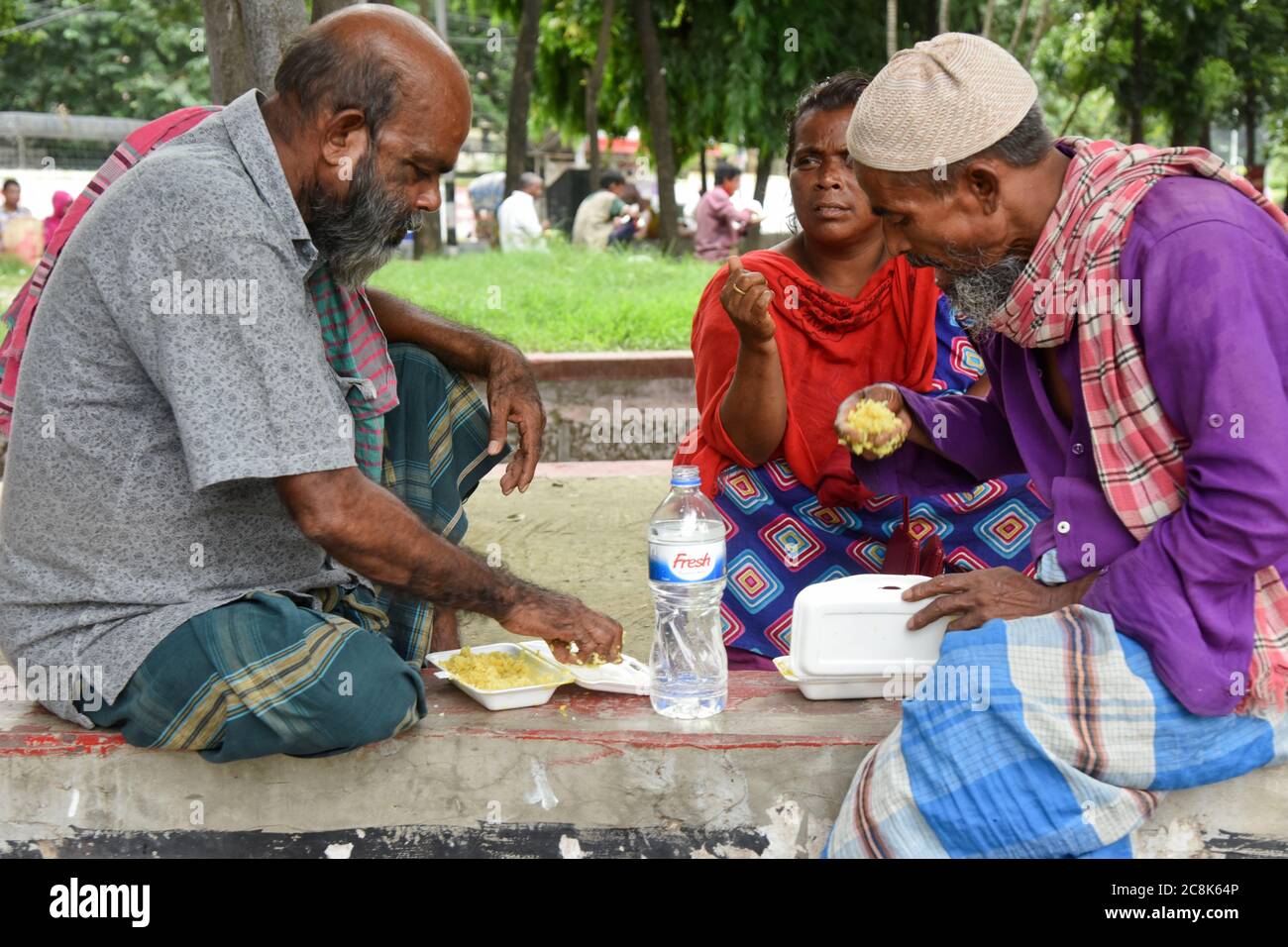Homeless people eating hi-res stock photography and images - Alamy