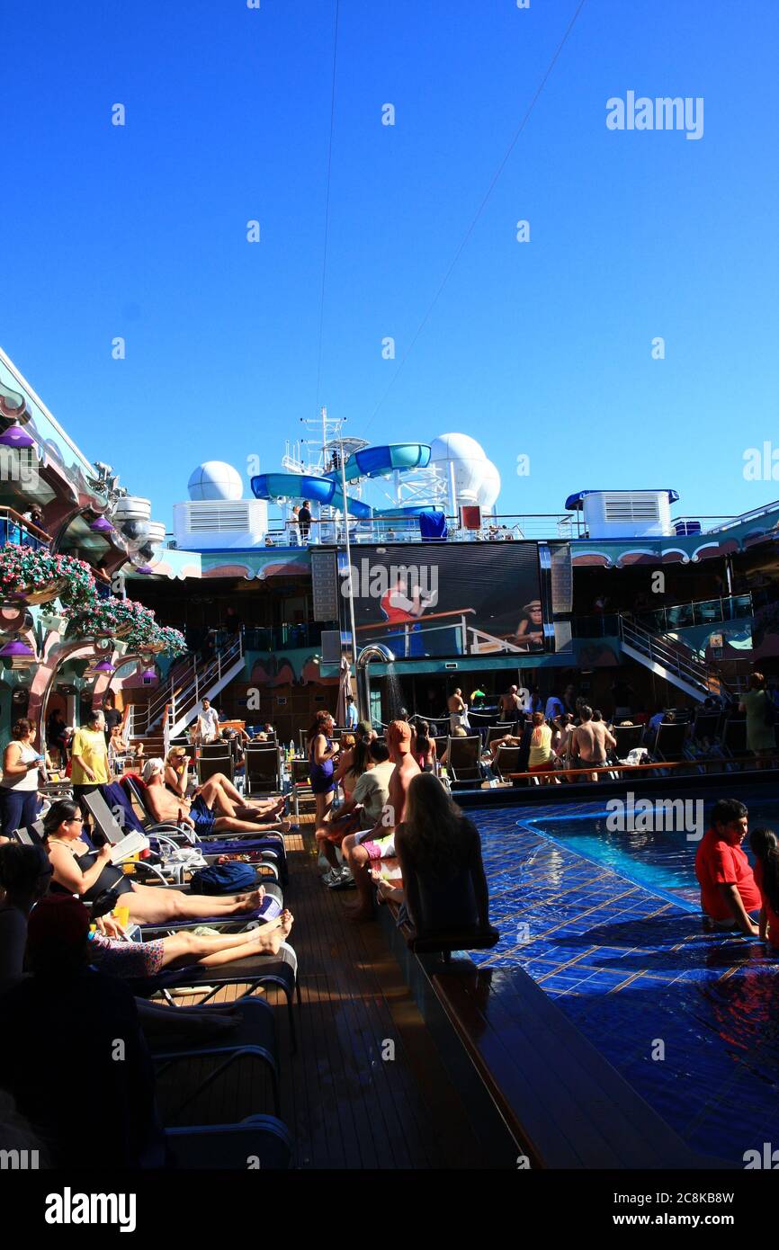 Sunbathing on a cruise hi-res stock photography and images - Alamy