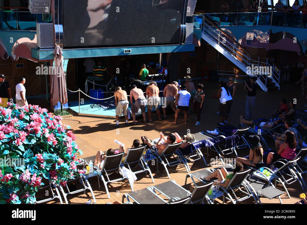 Family cruise ship pool fun hi-res stock photography and images - Alamy