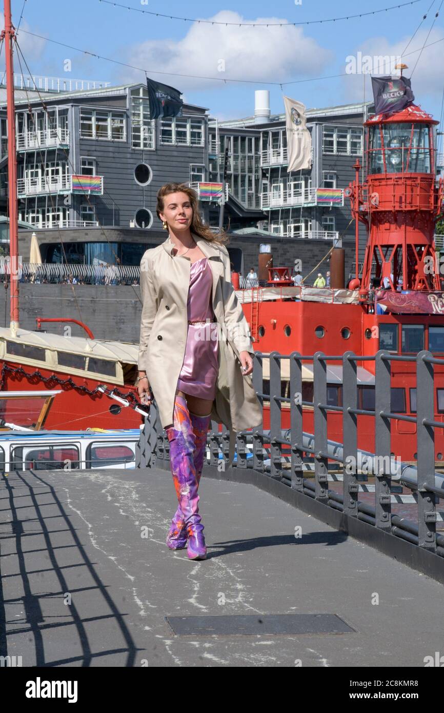 Miss Polonia Kandidatin Natalie Waletzko, Hamburg, Hafen, Überseebrücke ...