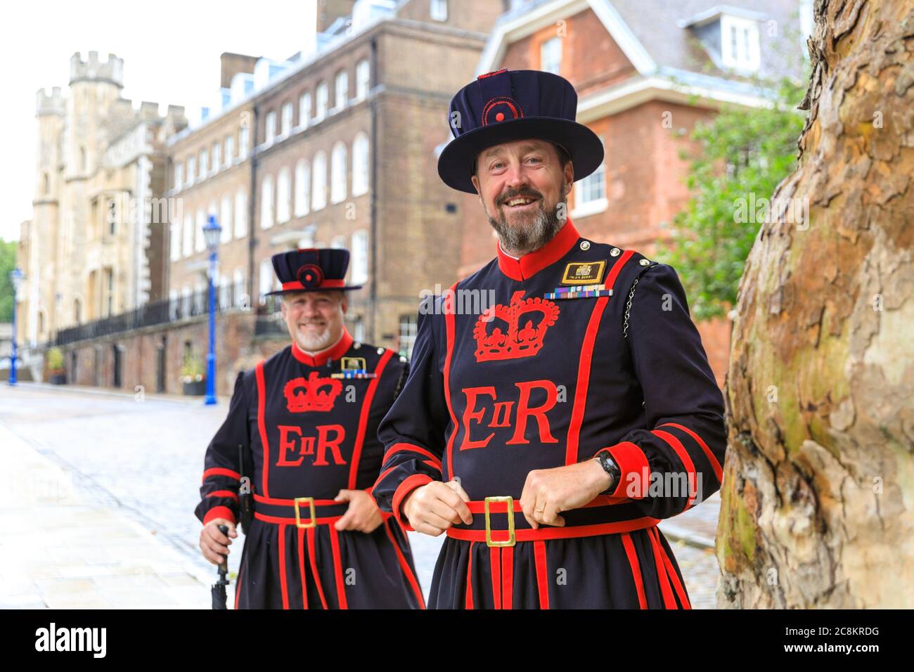 Royal crown uk beefeater hi-res stock photography and images - Alamy