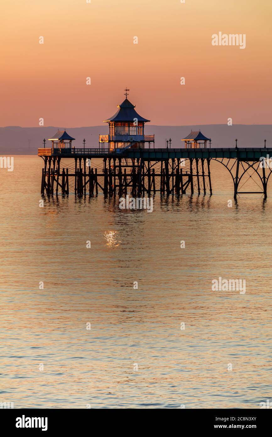 Sunlight reflecting off glass hi-res stock photography and images - Alamy