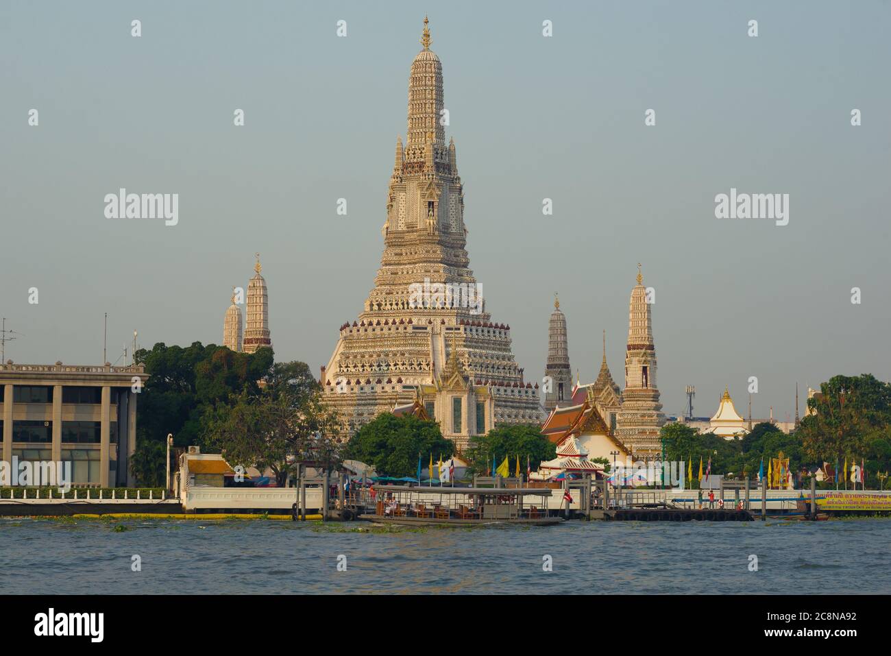 The buddhist temple wat arun temple of dawn in bangkok hi-res stock ...