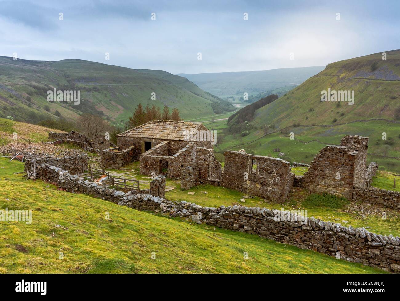 The ruins of Crackpot Hall overlooking the Swale valley Stock Photo - Alamy