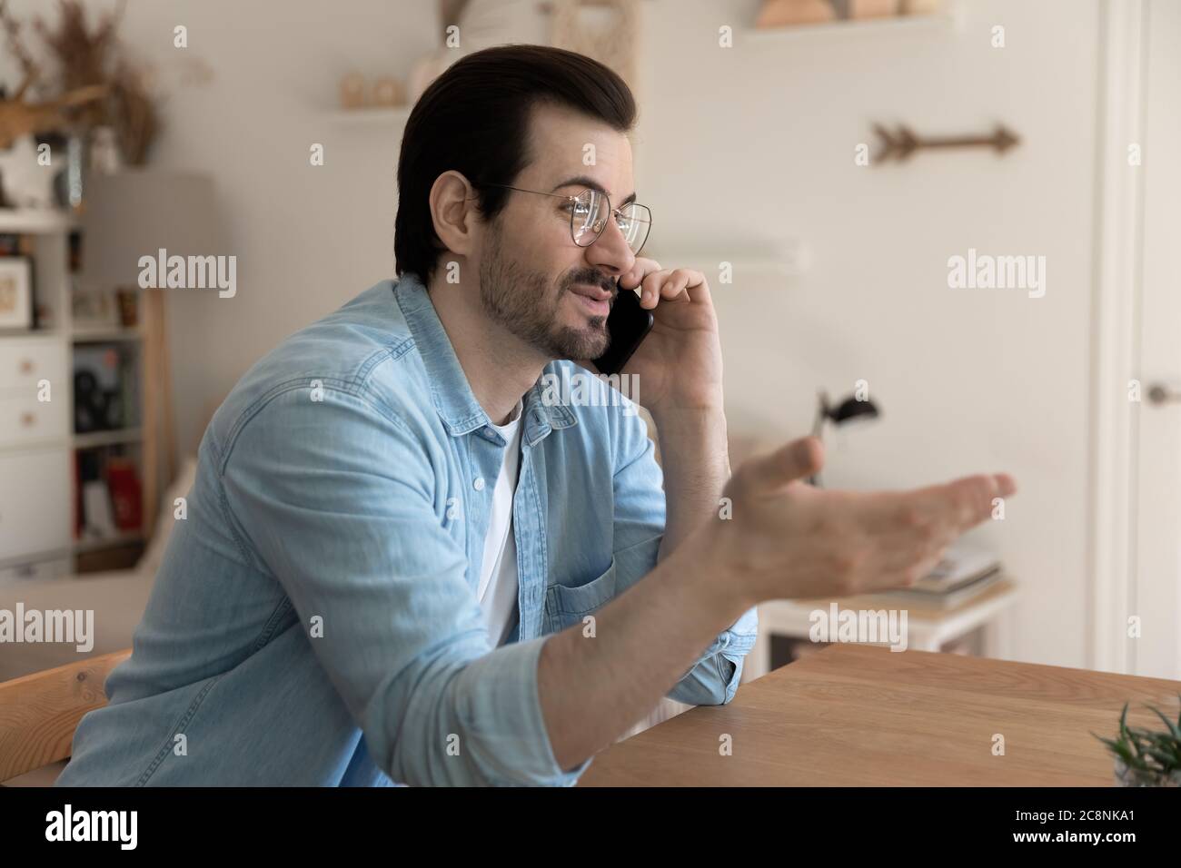 Man answer mobile at home hi-res stock photography and images - Alamy