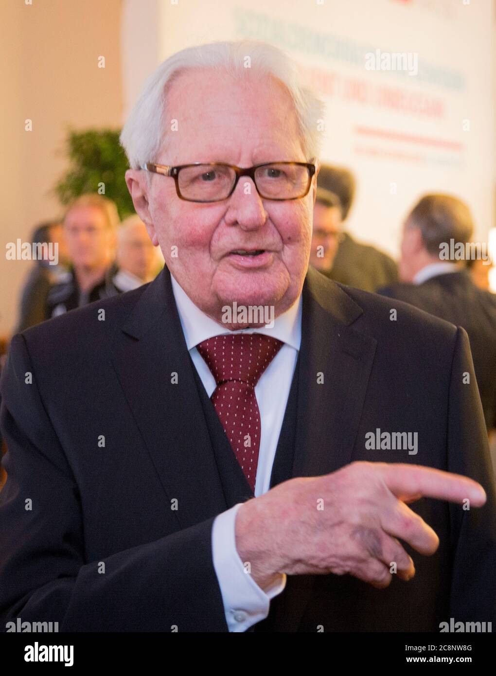 Former SPD chairman Hans-Jochen Vogel is dead. He died in Munich at the ...