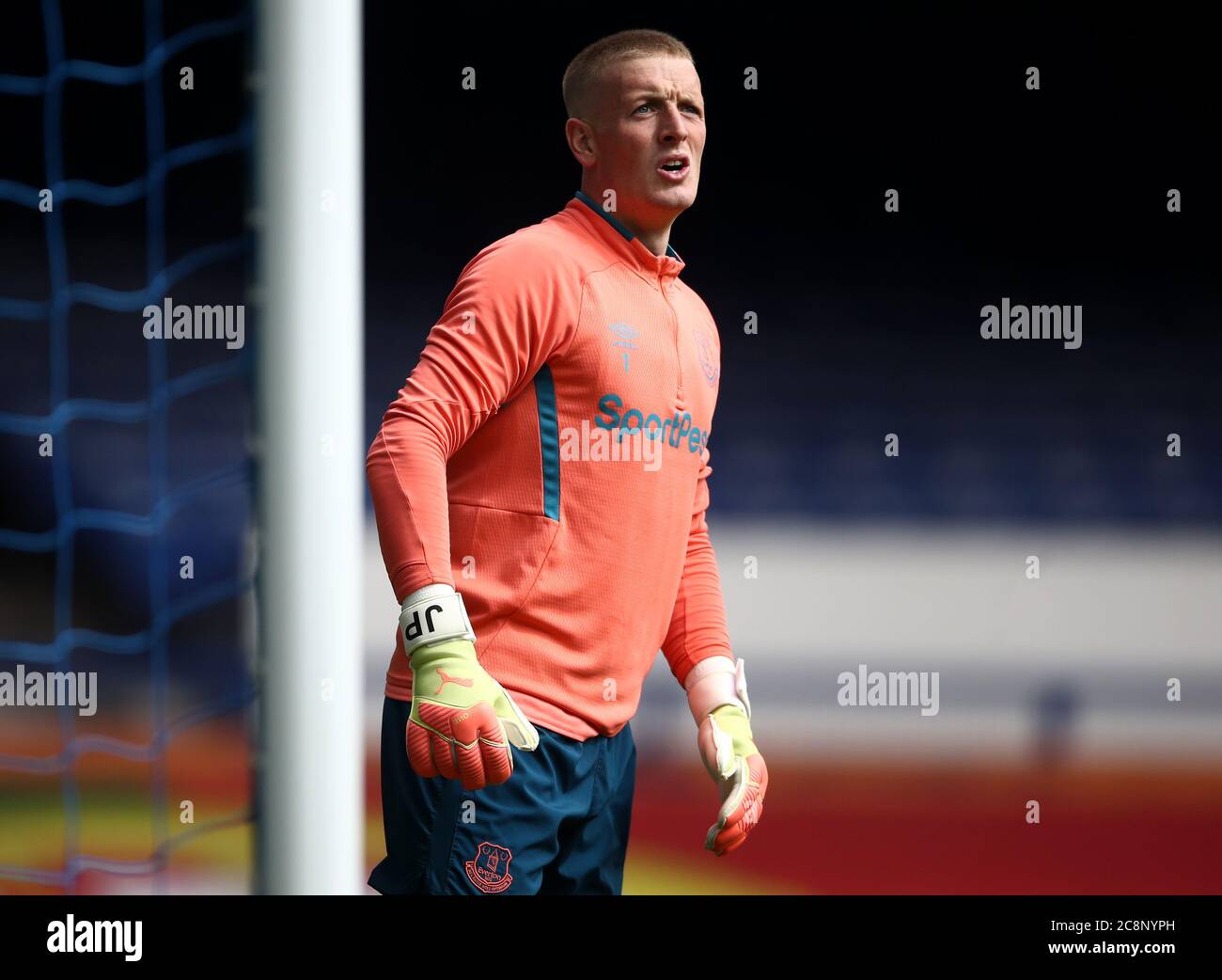 Everton goalkeeper jordan pickford warms up hi-res stock photography ...