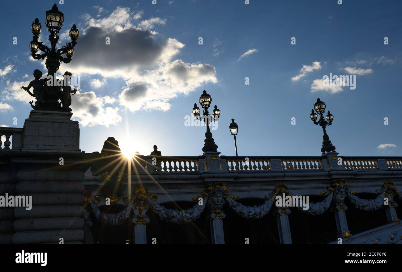 Montmartre bridge hi-res stock photography and images - Alamy
