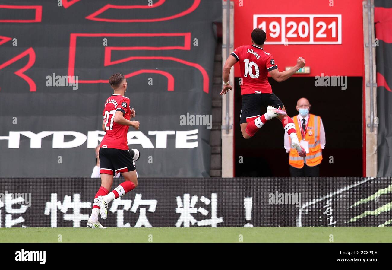 Che adams southampton celebrate hi-res stock photography and images - Alamy