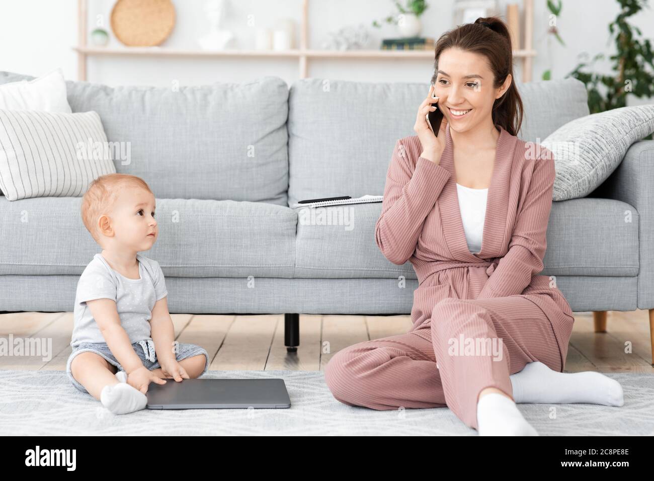 Mother cellphone mobile ignoring child hi-res stock photography and ... Mother cellphone mobile ignoring child hi-res stock photography and ...