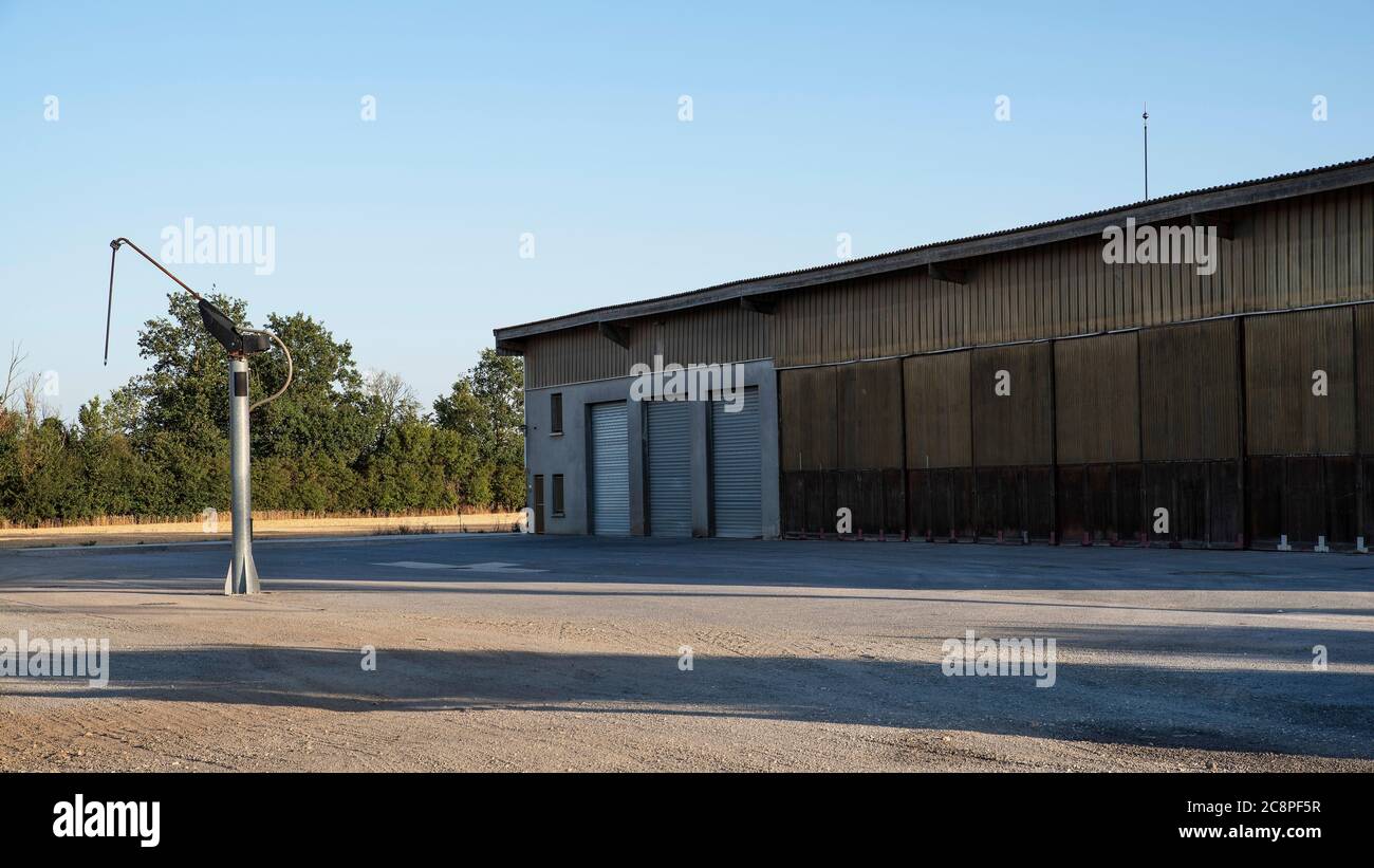 Warehouse and grain storage silo Stock Photo - Alamy