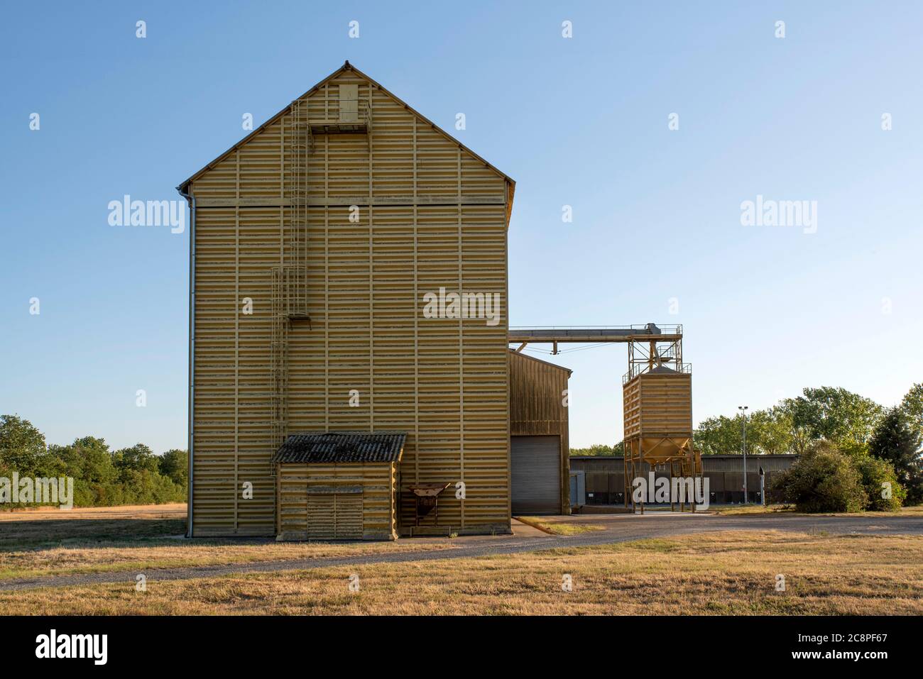 Warehouse and grain storage silo Stock Photo - Alamy