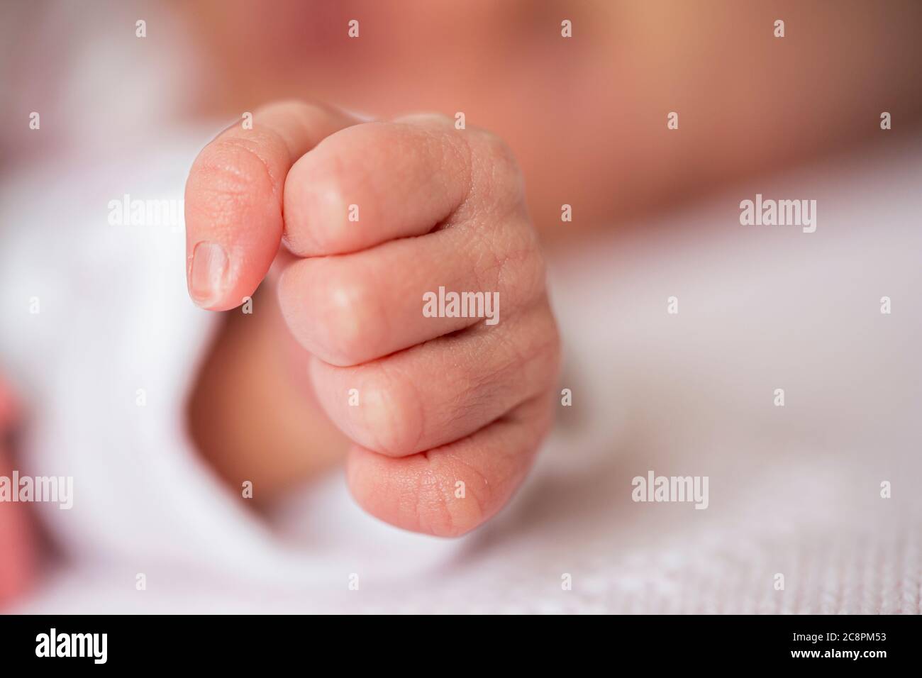 Hand of newborn baby Stock Photo - Alamy
