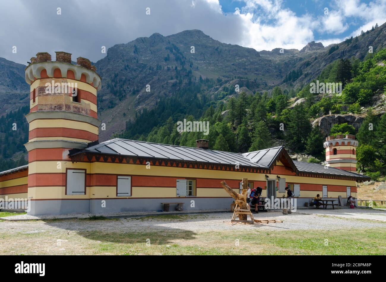 Refuge building hi-res stock photography and images - Alamy