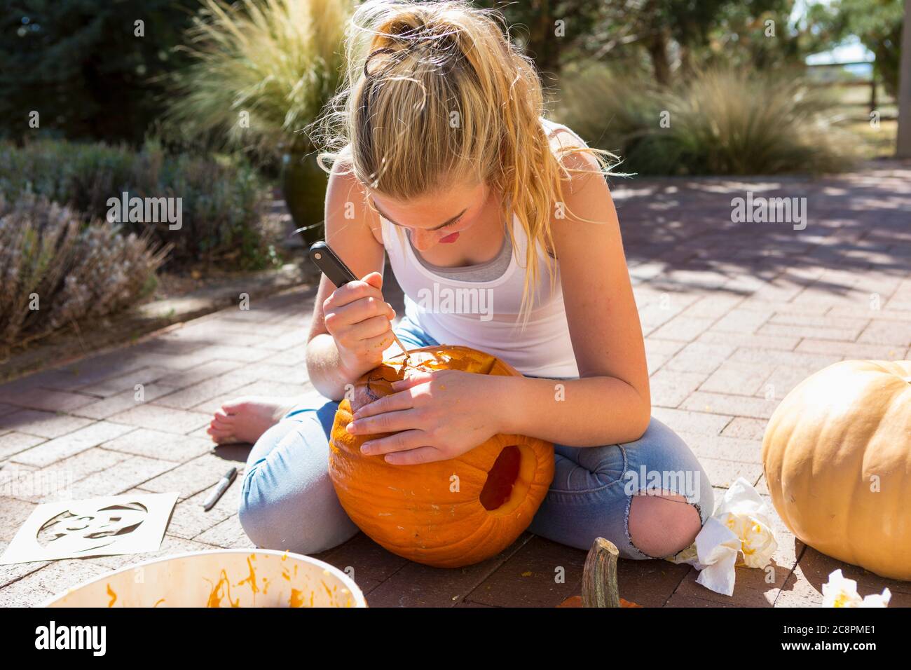 Teen girl pumpkin halloween hi-res stock photography and images - Alamy