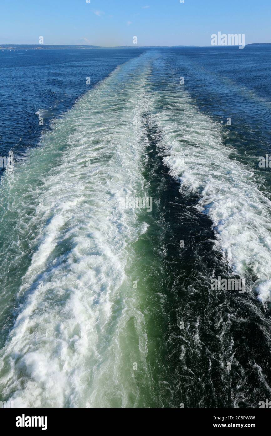 Abstract of a wake water splash hi-res stock photography and images - Alamy