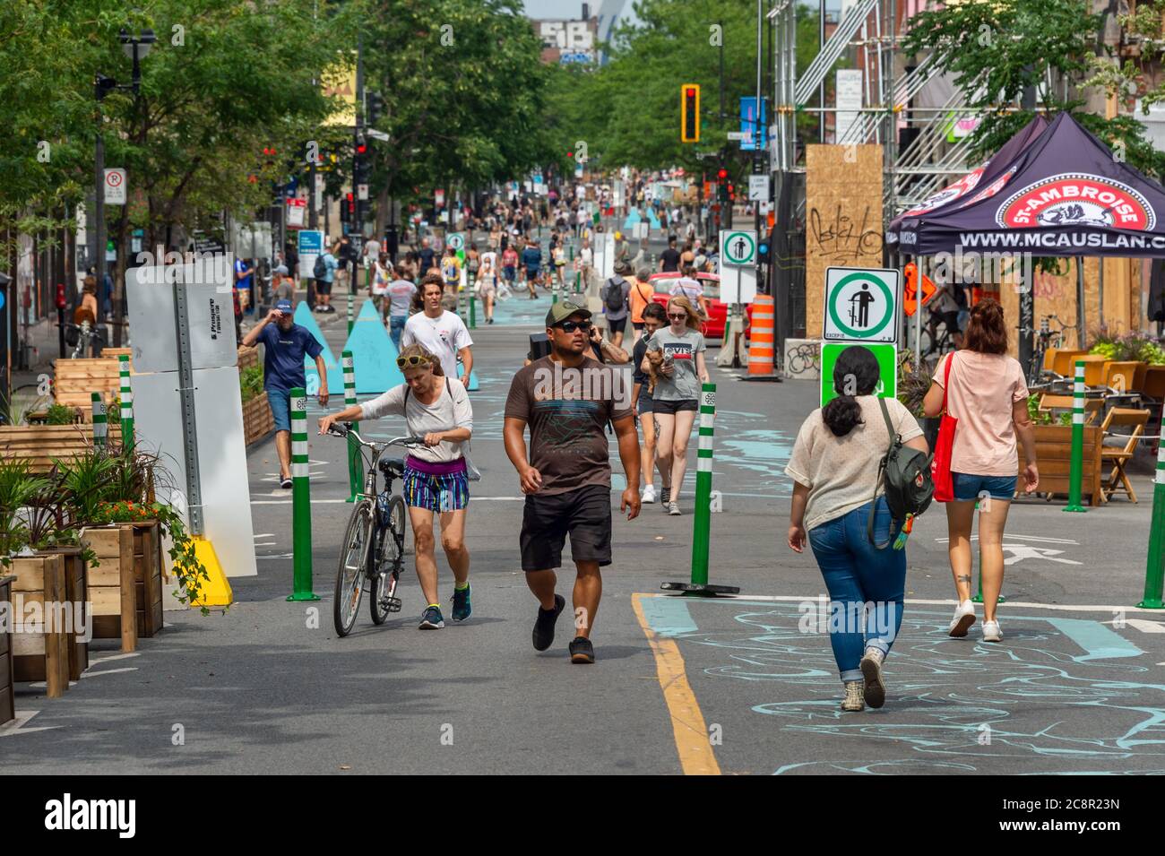 Montreal population street walking hi-res stock photography and images ...
