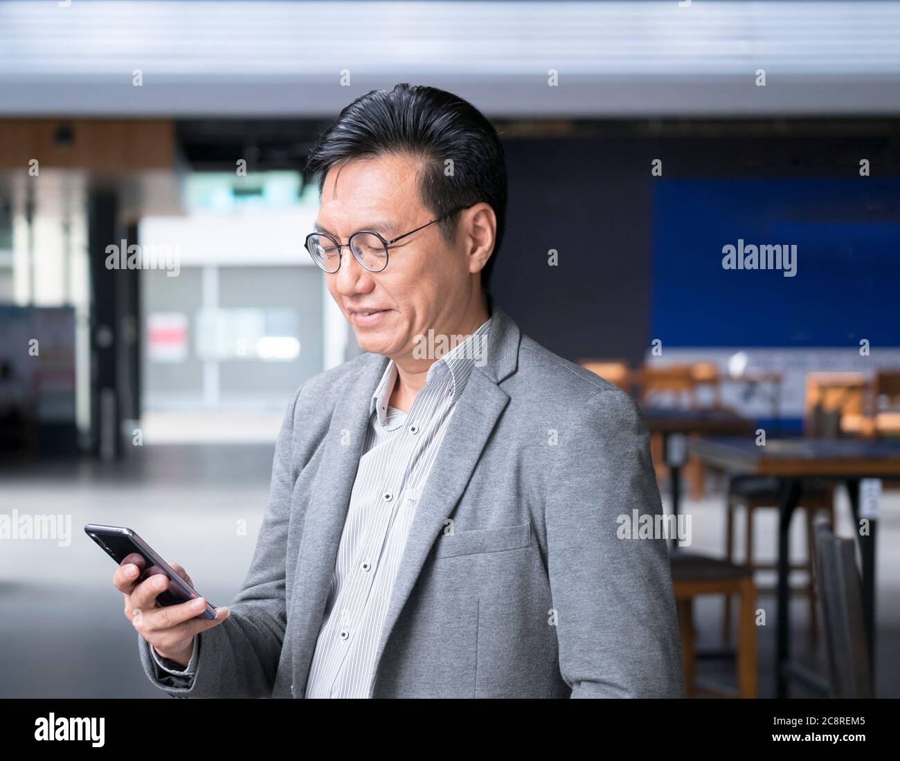 Chinese man wearing spectacles hi-res stock photography and images - Alamy