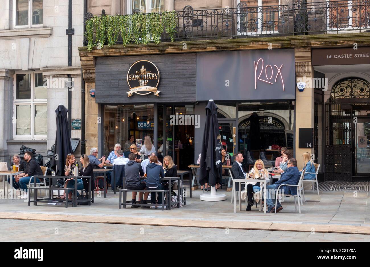 Bars and bistros on Castle Street in Liverpool Stock Photo - Alamy