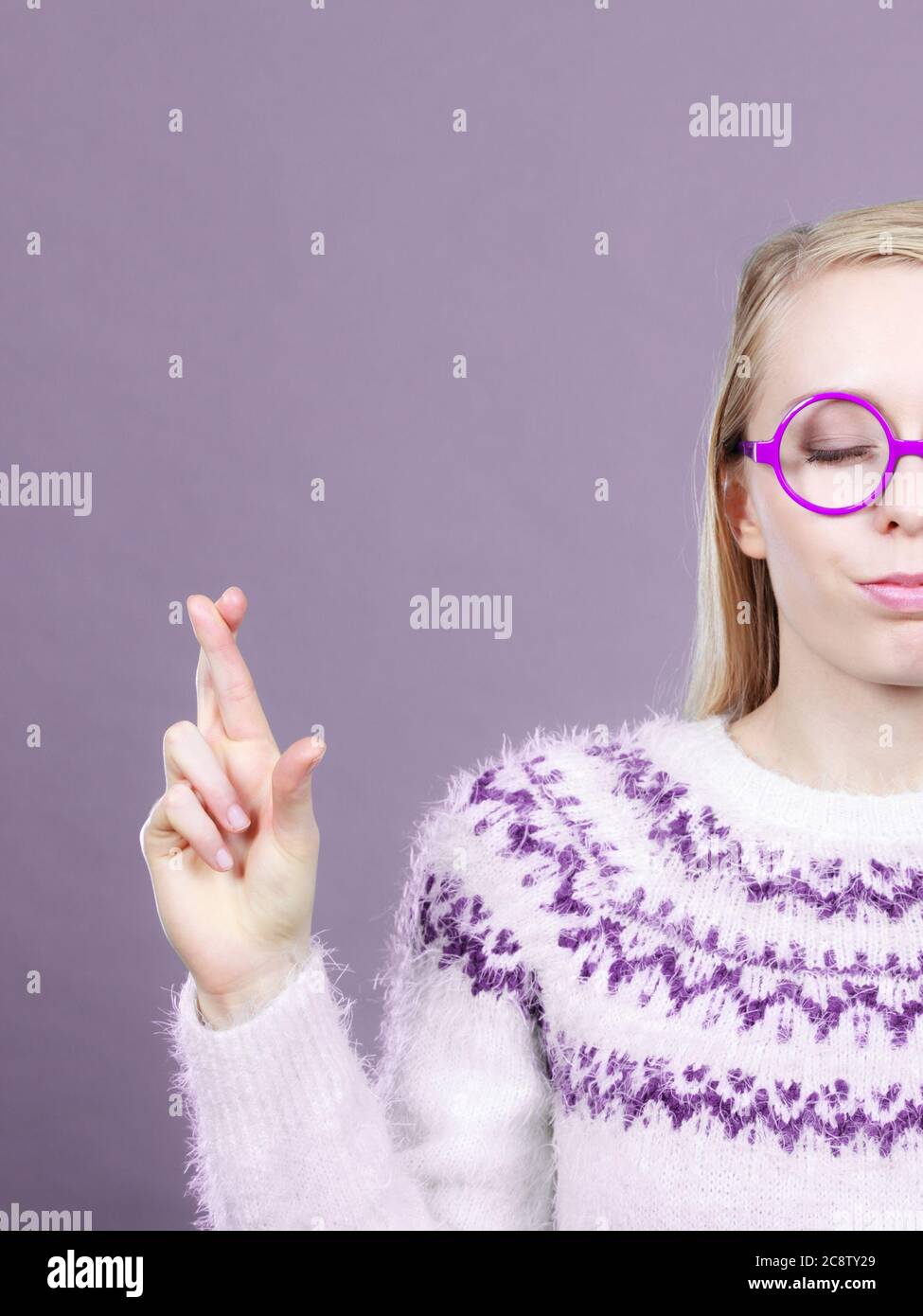 Gestures and signs concept. Teenage blonde woman making promise gesture ...