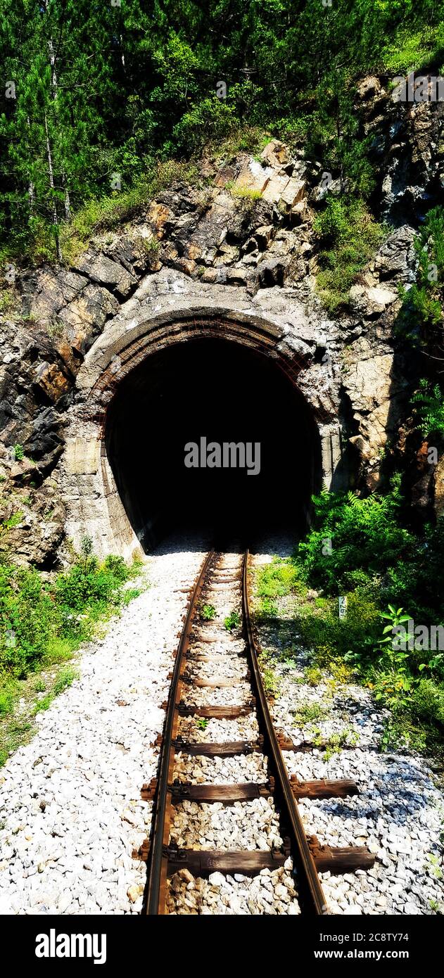 Tunnel railway track hi-res stock photography and images - Alamy