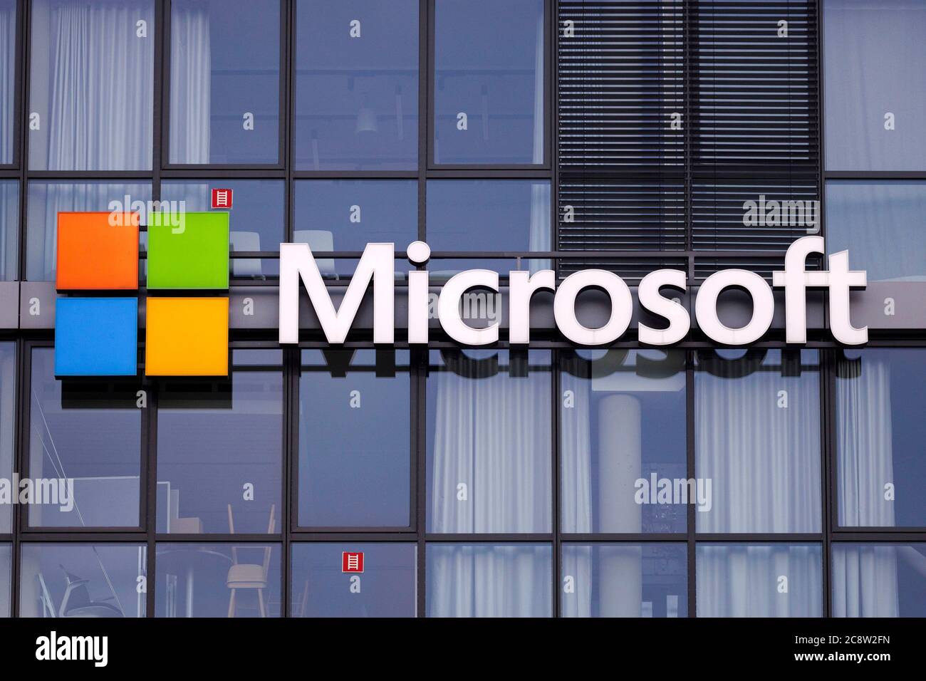 Microsoft windows 11 box hi-res stock photography and images - Alamy