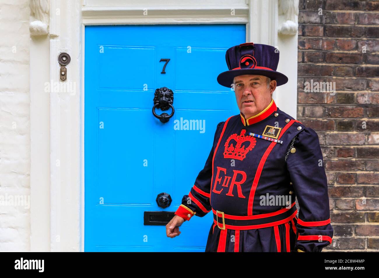 Yeomen warder tower of london hi-res stock photography and images - Alamy