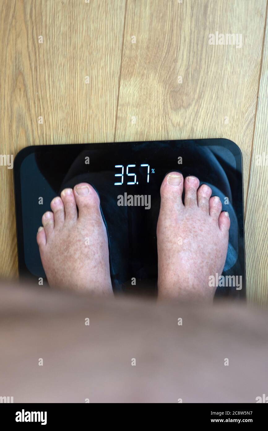 Fat man scales hi-res stock photography and images - Alamy