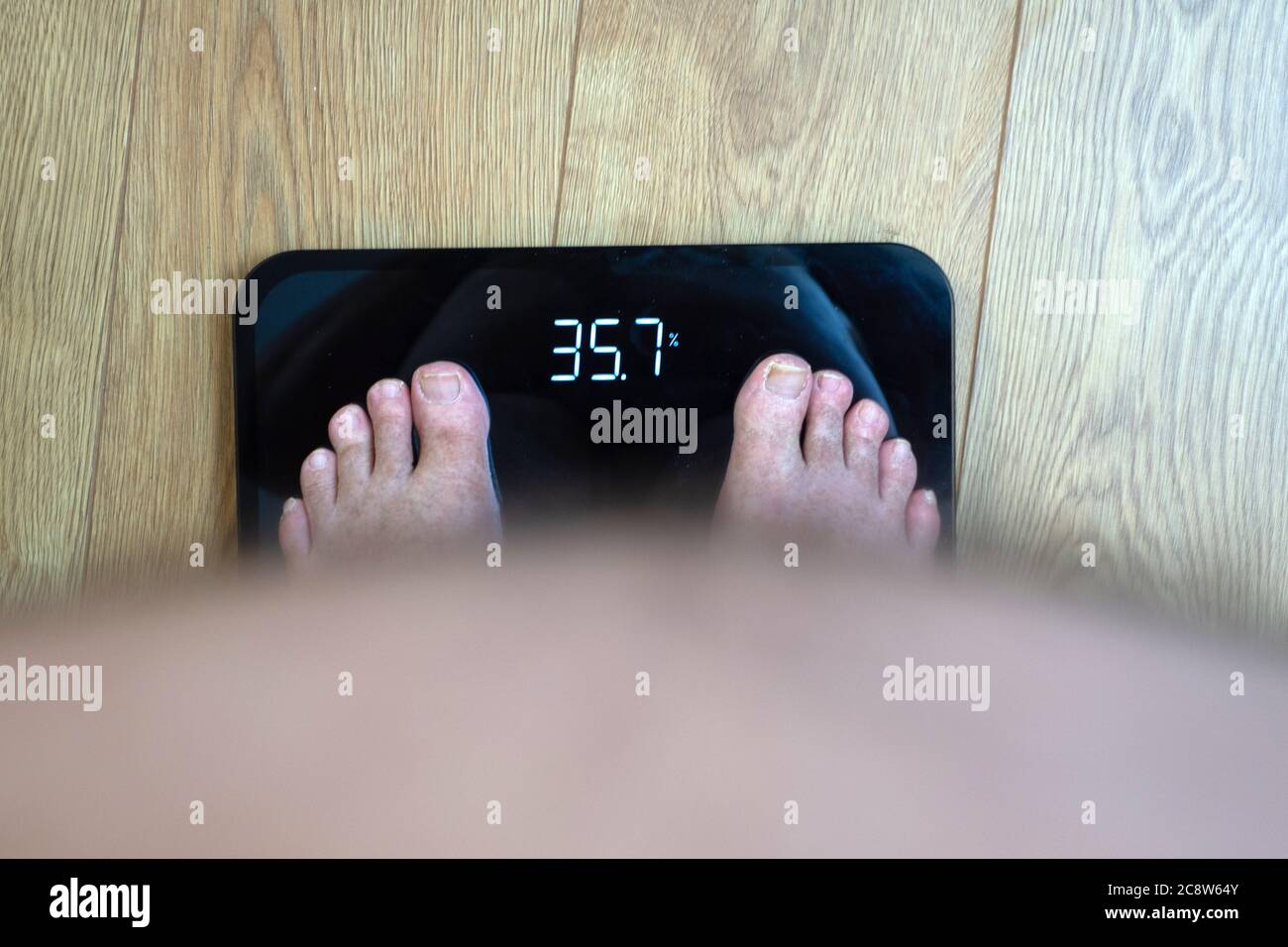 Fat man scales hi-res stock photography and images - Alamy