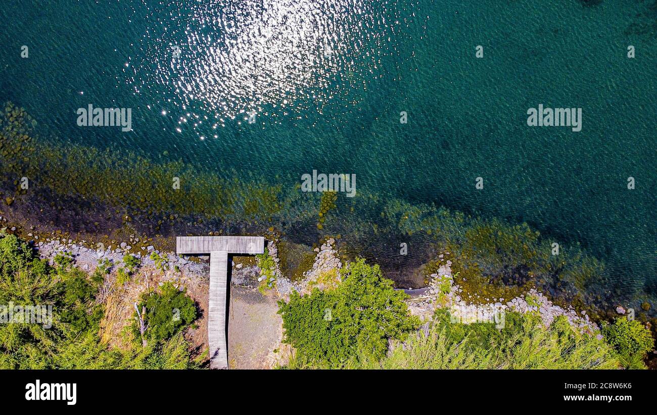 Aerial view of a small lakeside pier surrounded by a thick veger Stock ...