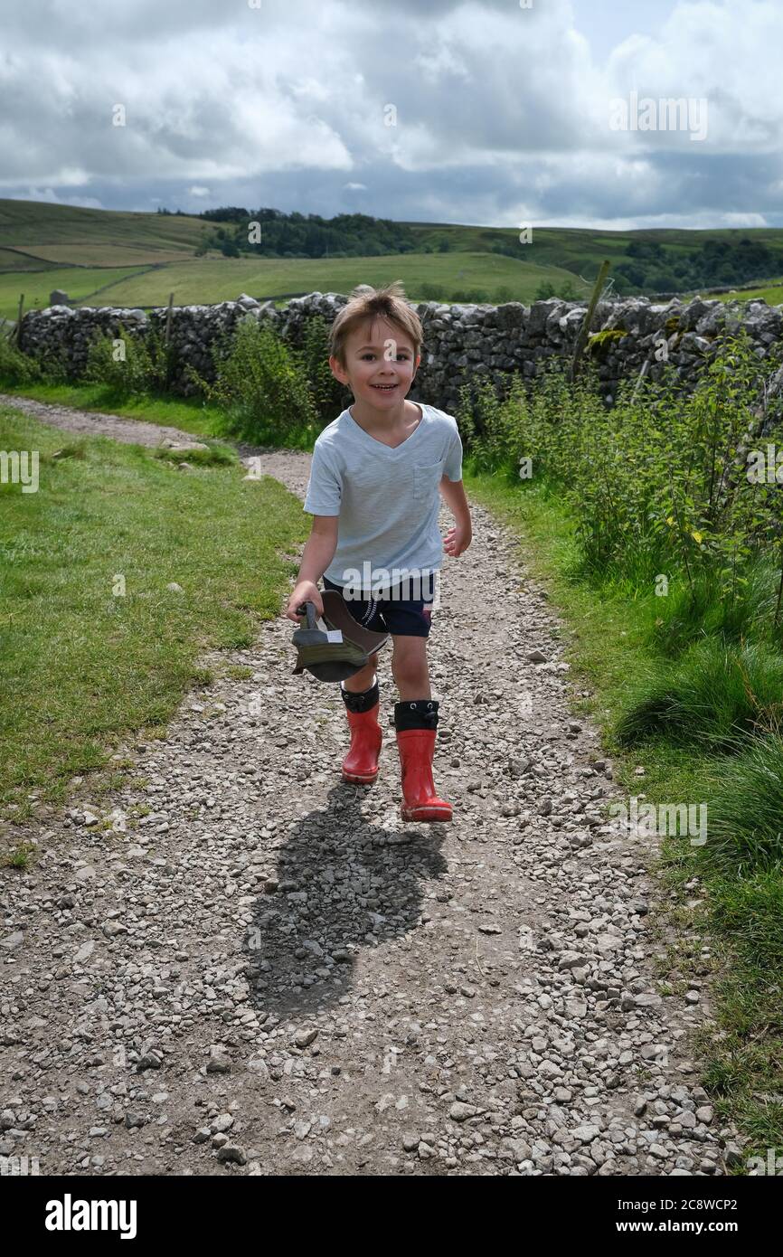 Boy running in the countryside hi-res stock photography and images - Alamy