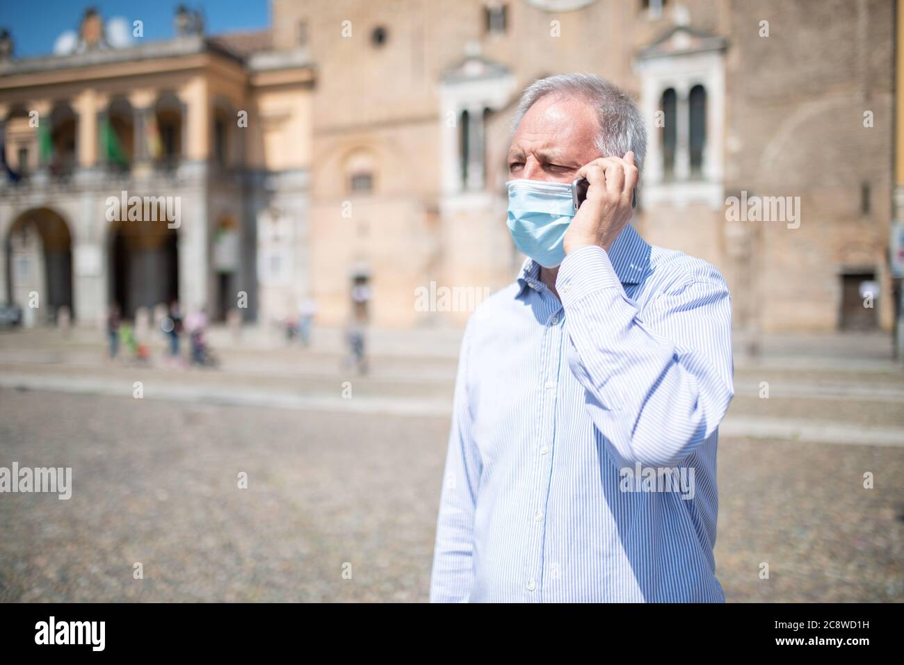 Masked man mobile phone hi-res stock photography and images - Alamy