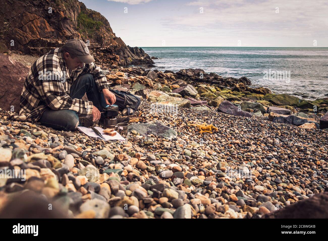 Cooking in the wild. Making morning tea on the beach Stock Photo - Alamy