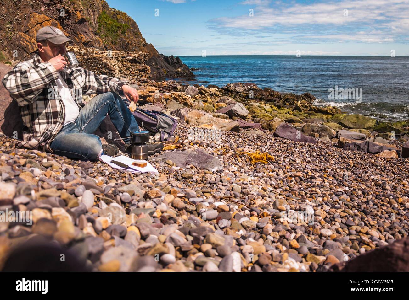 Cooking in the wild. Making morning tea on the beach Stock Photo - Alamy